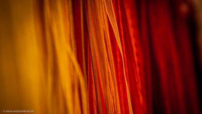 Bunte Bänder gelb-rot – Medienarche